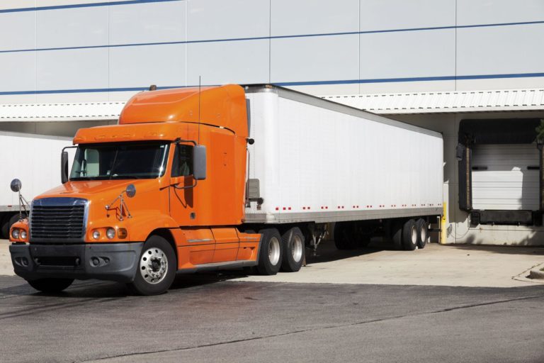 Live-Load vs. Drop-and-Hook: Truck Cargo Loading Methods